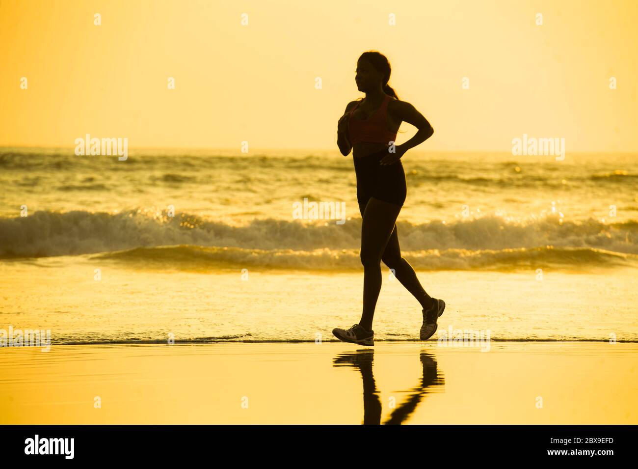 Silhouette de jeune femme africaine coureuse heureuse et attirante ...