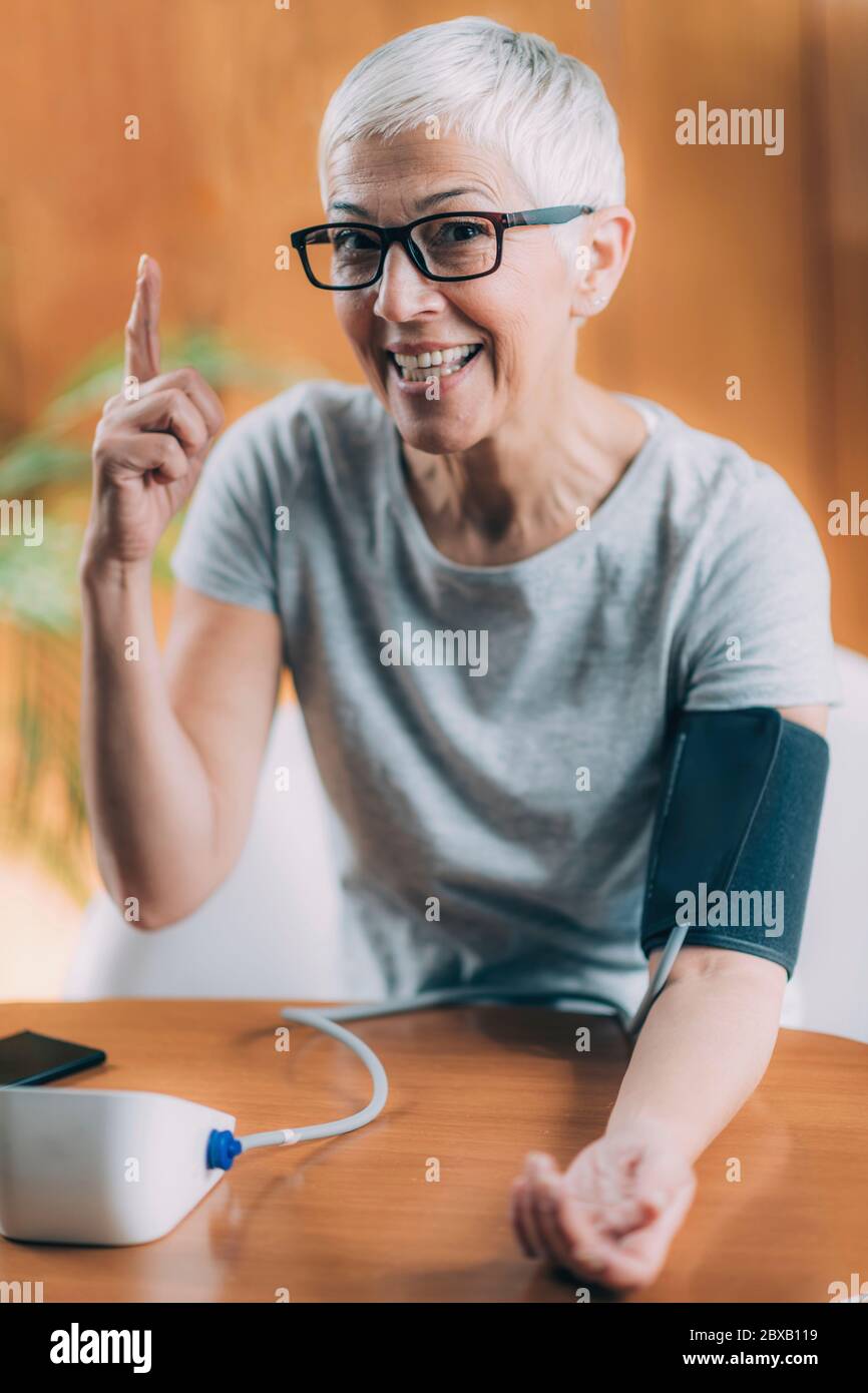 Test de tension artérielle à la maison Photo Stock - Alamy