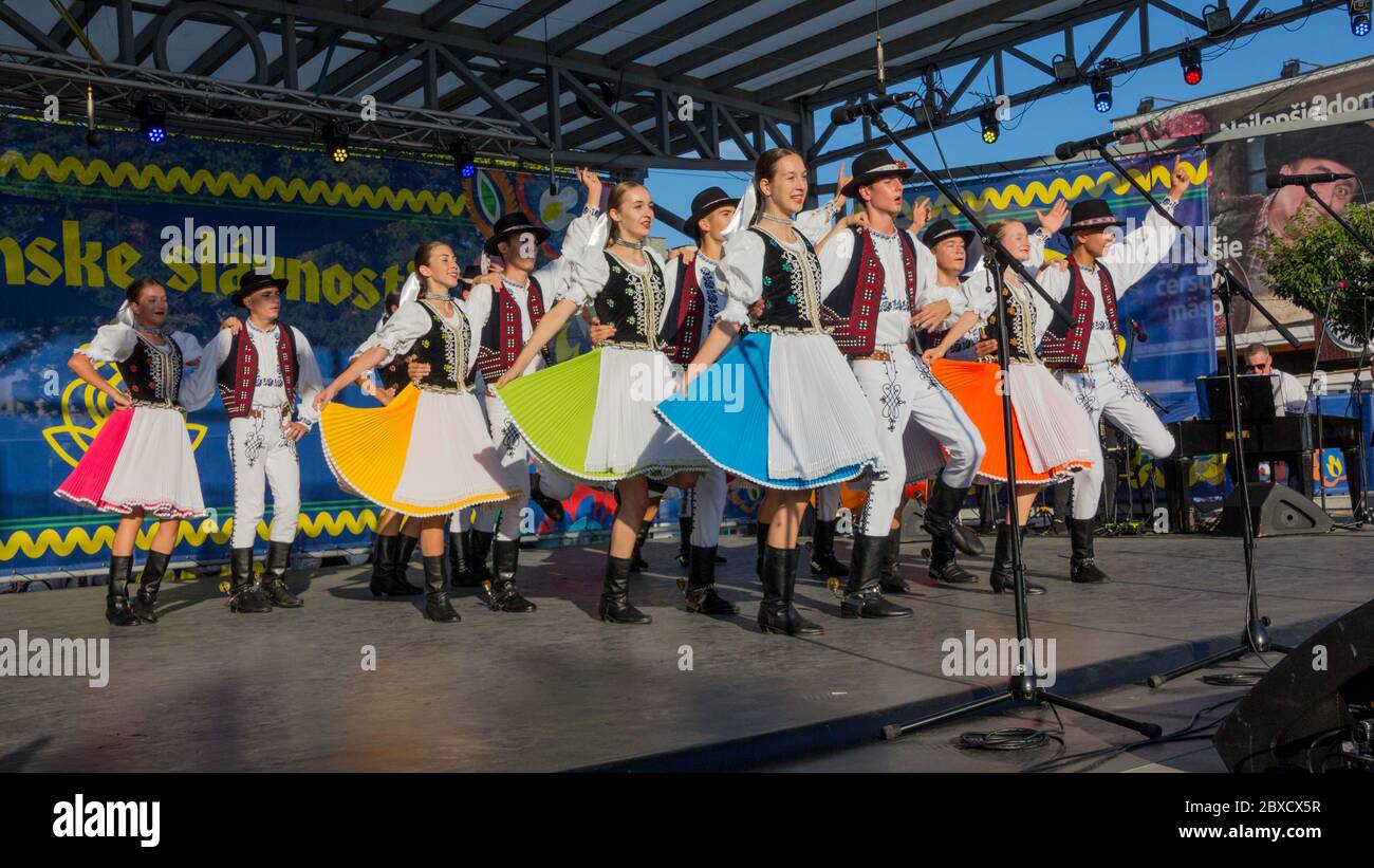 Le groupe de danseurs slovaques appelé 'Jurosik' présente une danse ...