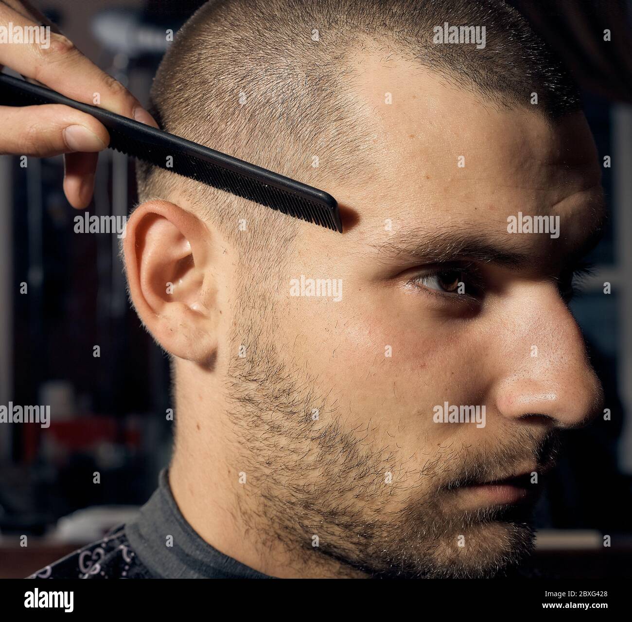 Barber coupe un gars au coiffeur. Coupe courte et alignement des ...