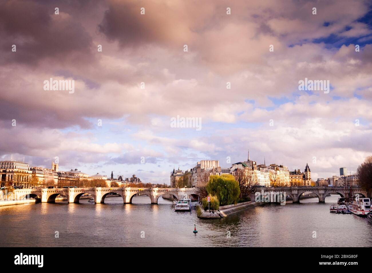 Rive gauche et droite de paris Banque de photographies et d’images à ...