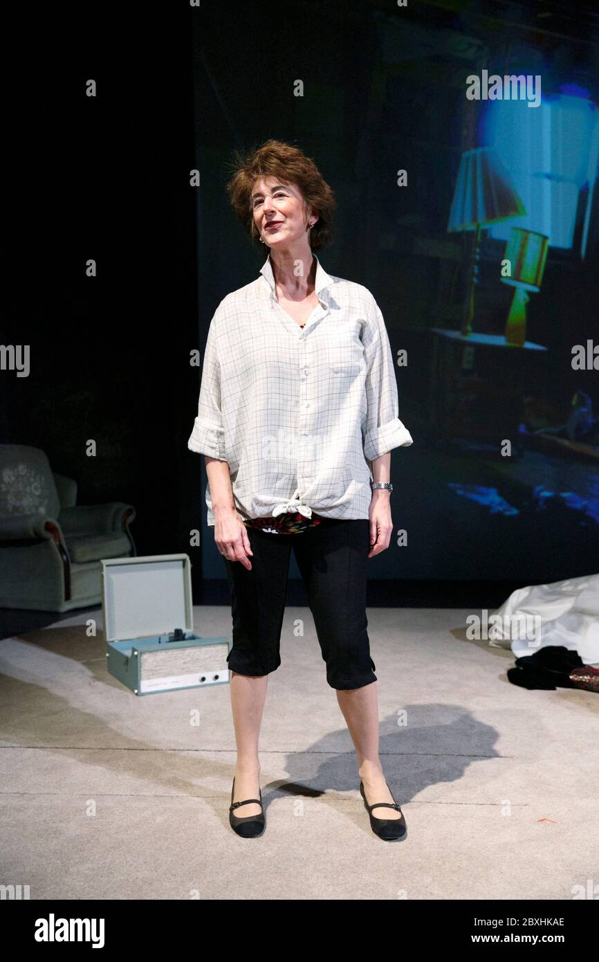 Maureen Lipman (Joyce) dans OLD MONEY par Sarah Wooley au Hampstead ...