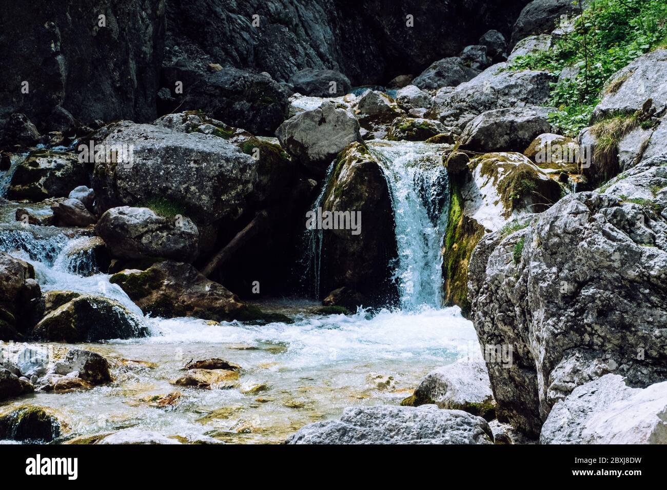 Randonnée dans la gorge de l'Enfer en dessous du Zugspitze en Allemagne ...