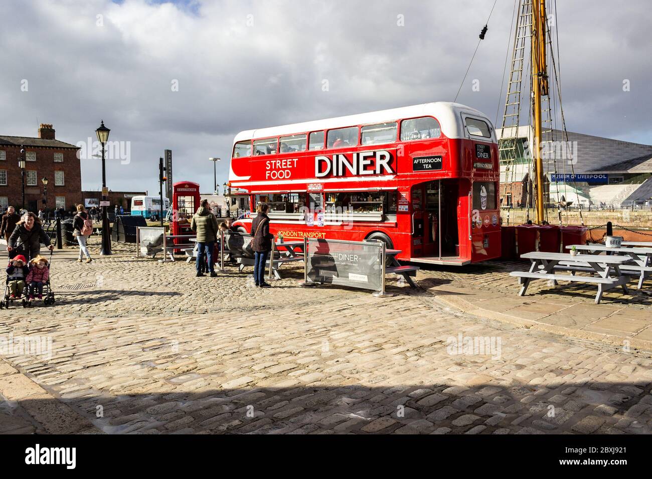 Red bus cafe Banque de photographies et d’images à haute résolution - Alamy