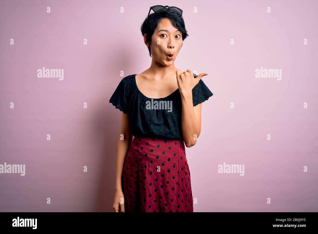 Jeune fille asiatique belle portant une robe décontractée debout sur un ...