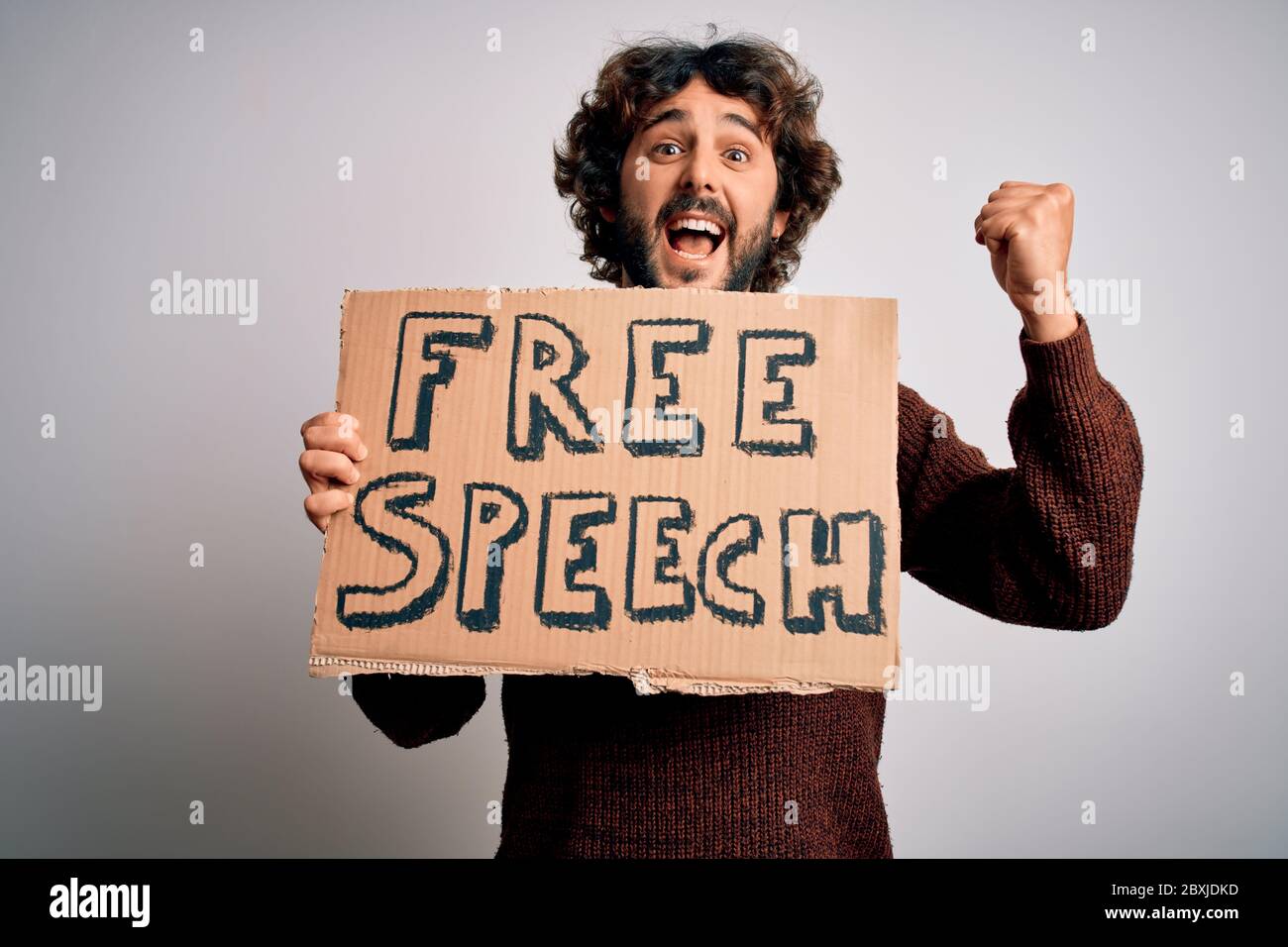Jeune homme beau avec la barbe demandant des droits tenant la bannière ...