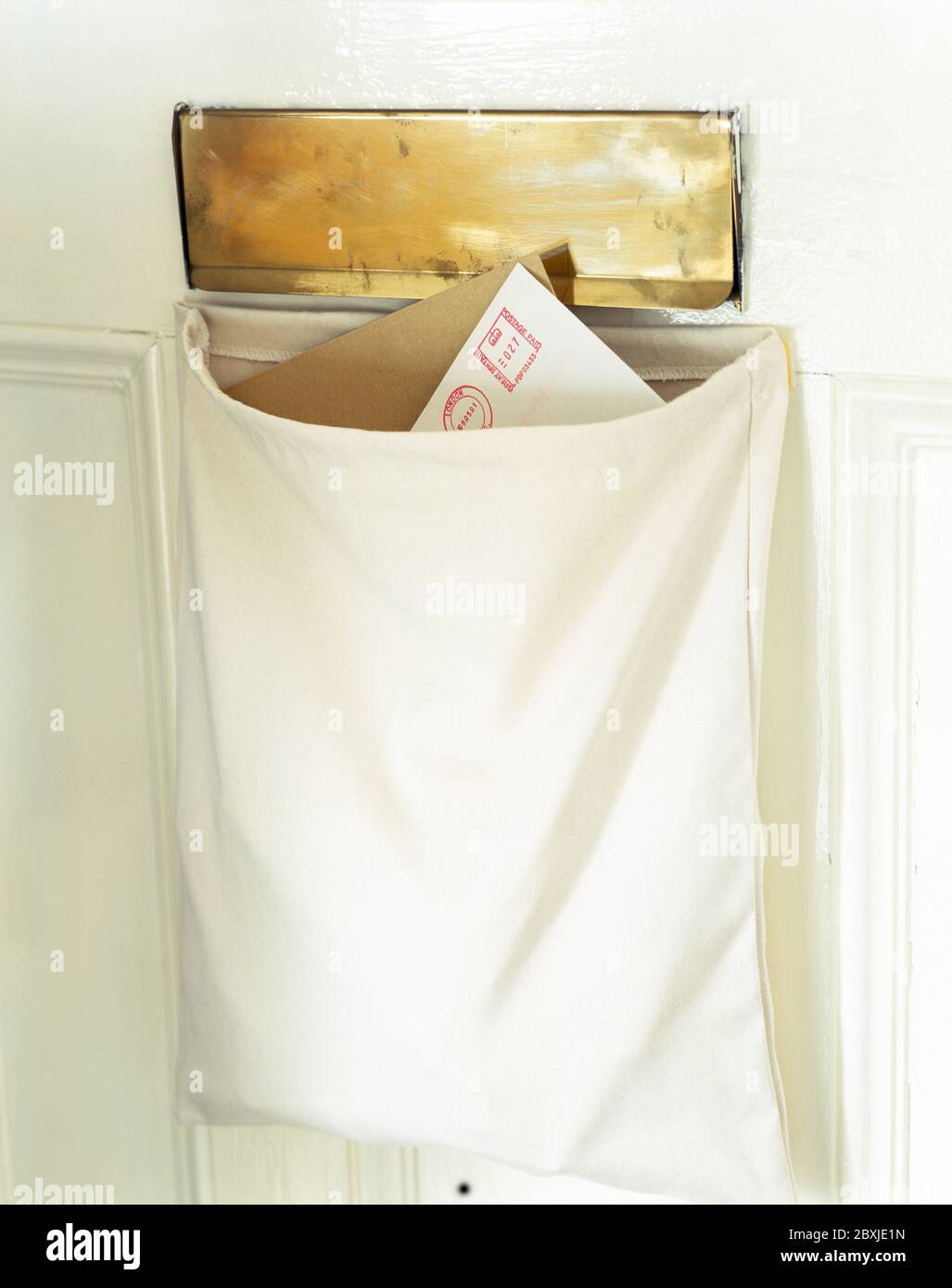 Sac pour récupérer le courrier qui passe par la boîte aux lettres Photo ... Sac pour récupérer le courrier qui passe par la boîte aux lettres Photo ...