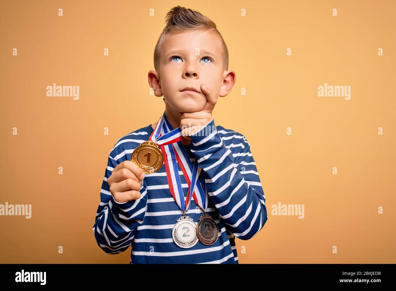 Jeune petit cacasien gagnant de la compétition de port des médailles de ...