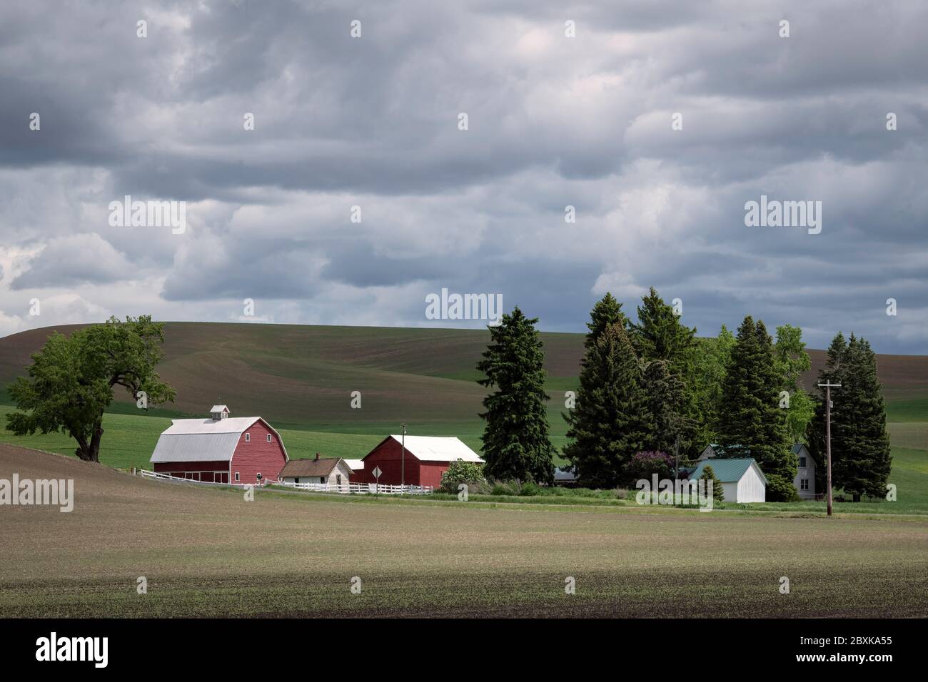Champ De La Ferme Rouge Banque d'image et photos - Alamy