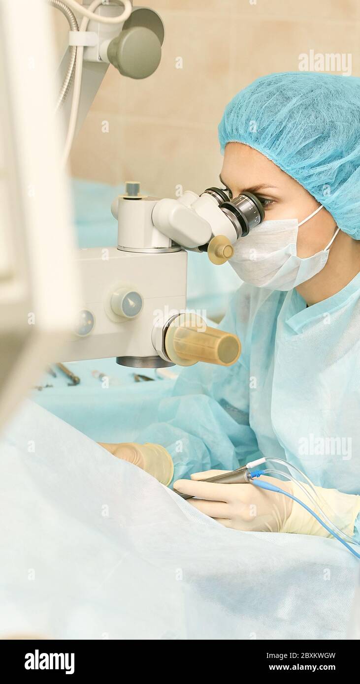 Fonctionnement au microscope laser ophtalmologique. Médecin en clinique ...