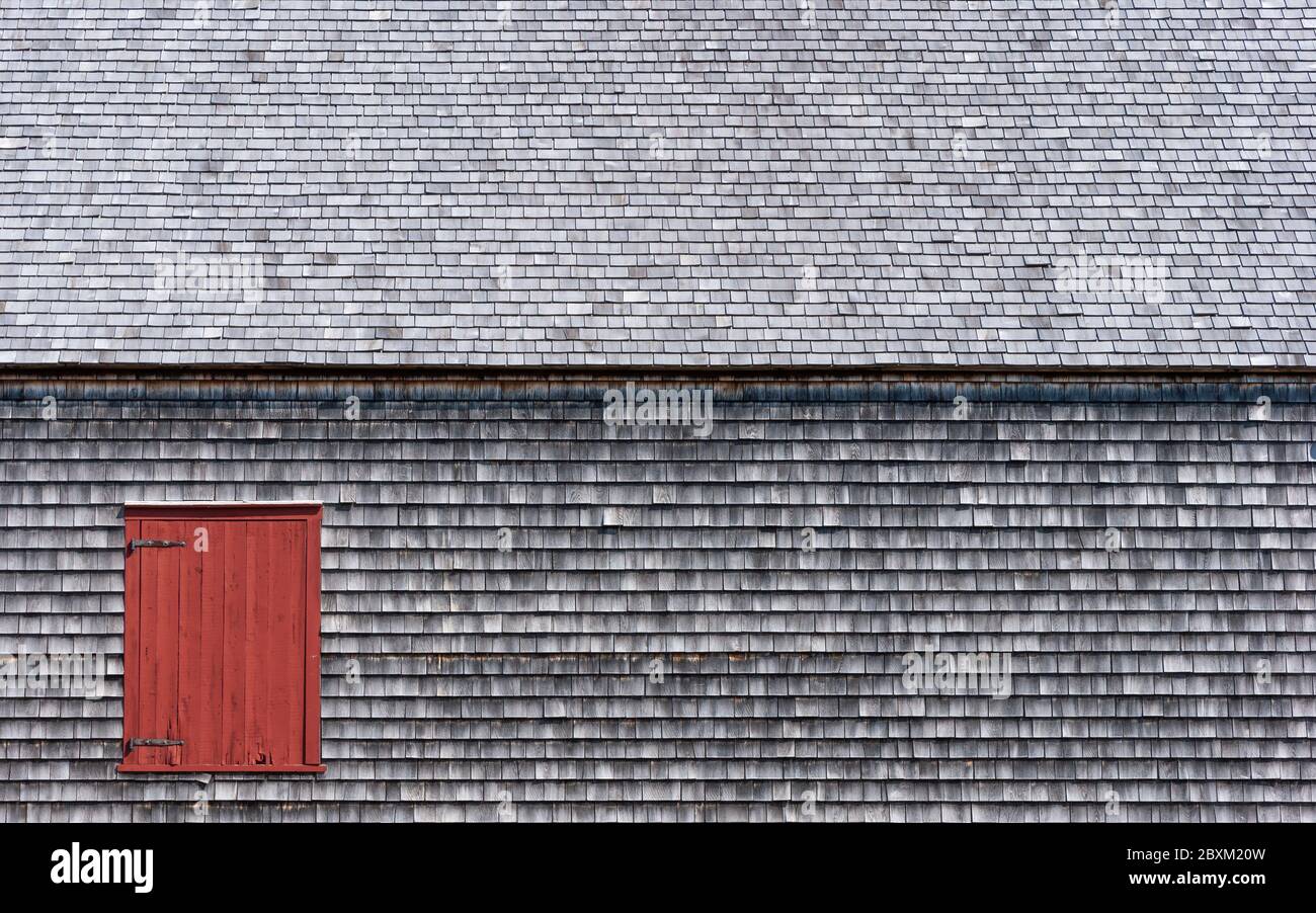 Détails d'une ferme rustique grange. Toiture et parement avec bardeaux ...