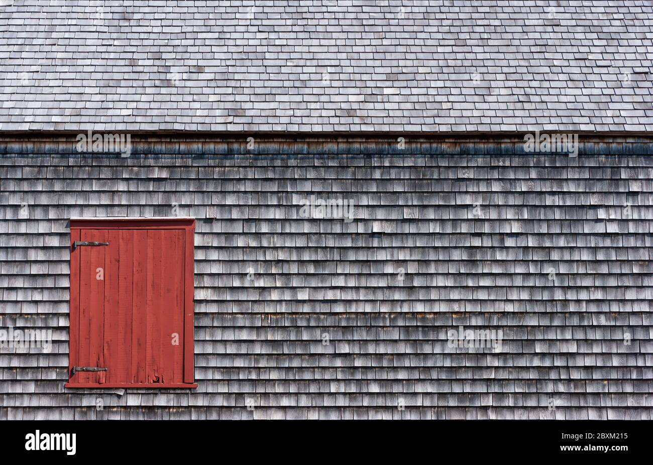Détails d'une ferme rustique grange. Toiture et parement avec bardeaux ...