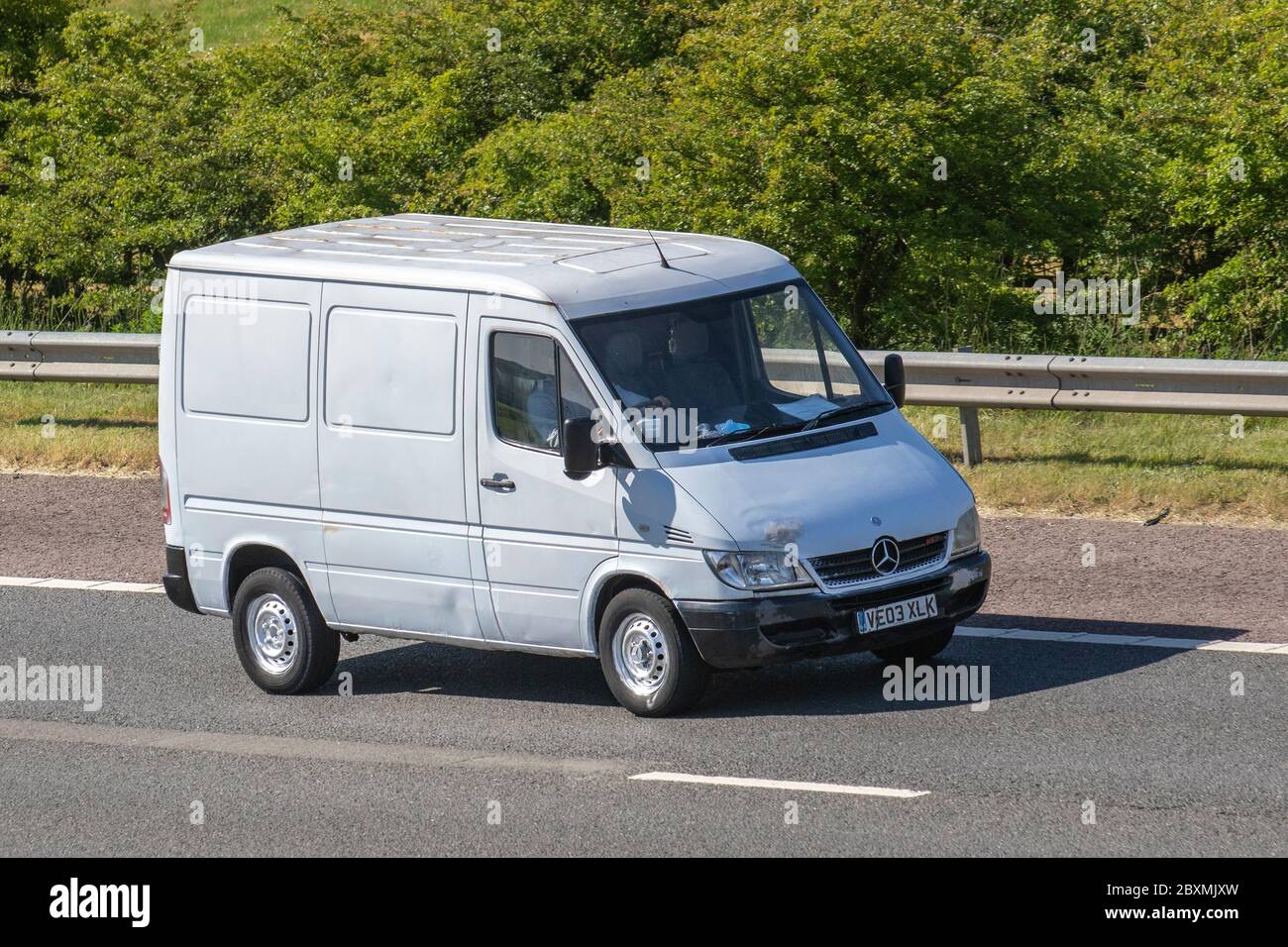 Mercedes sprinter blanc Banque de photographies et d’images à haute ...