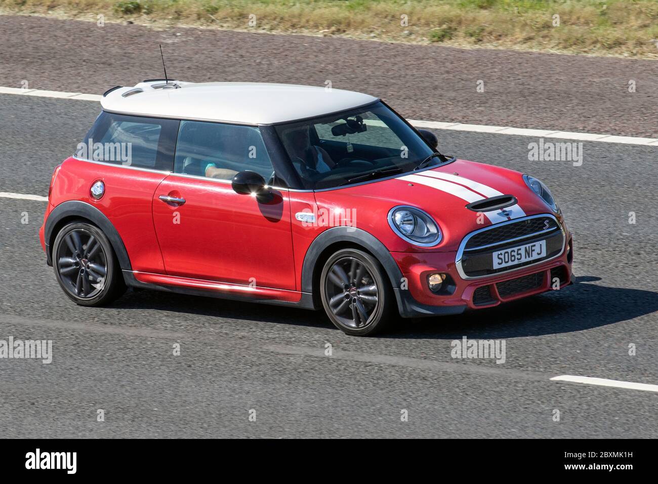 Mini cooper car white background Banque de photographies et d’images à ...