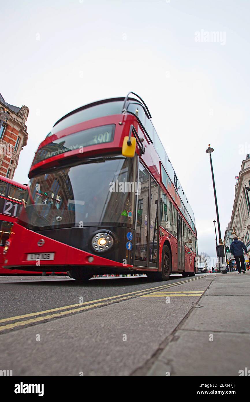 Bus londonien rouge Banque de photographies et d’images à haute ...