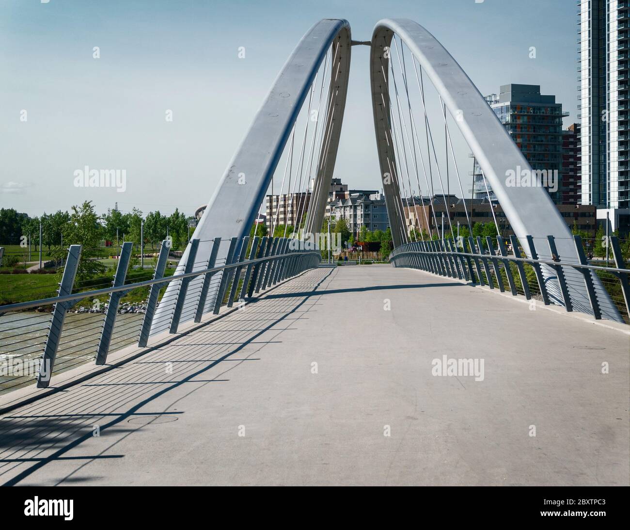 Pont suspendu en arc en acier Banque de photographies et d’images à ...