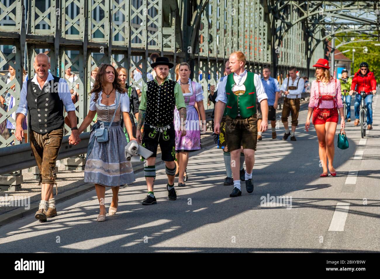 Les habitants de Dirndl et Lederhosen se rendirent à l'Oktoberfest à ...