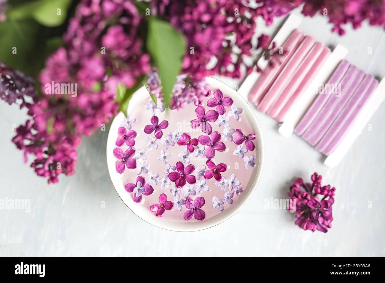 Fleur de lilas à cinq pointes parmi les fleurs de lilas dans une tasse ...