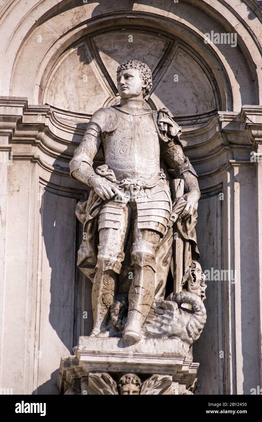 Statue en pierre de l'ancien Saint patron de Venise, Saint Théodore ...