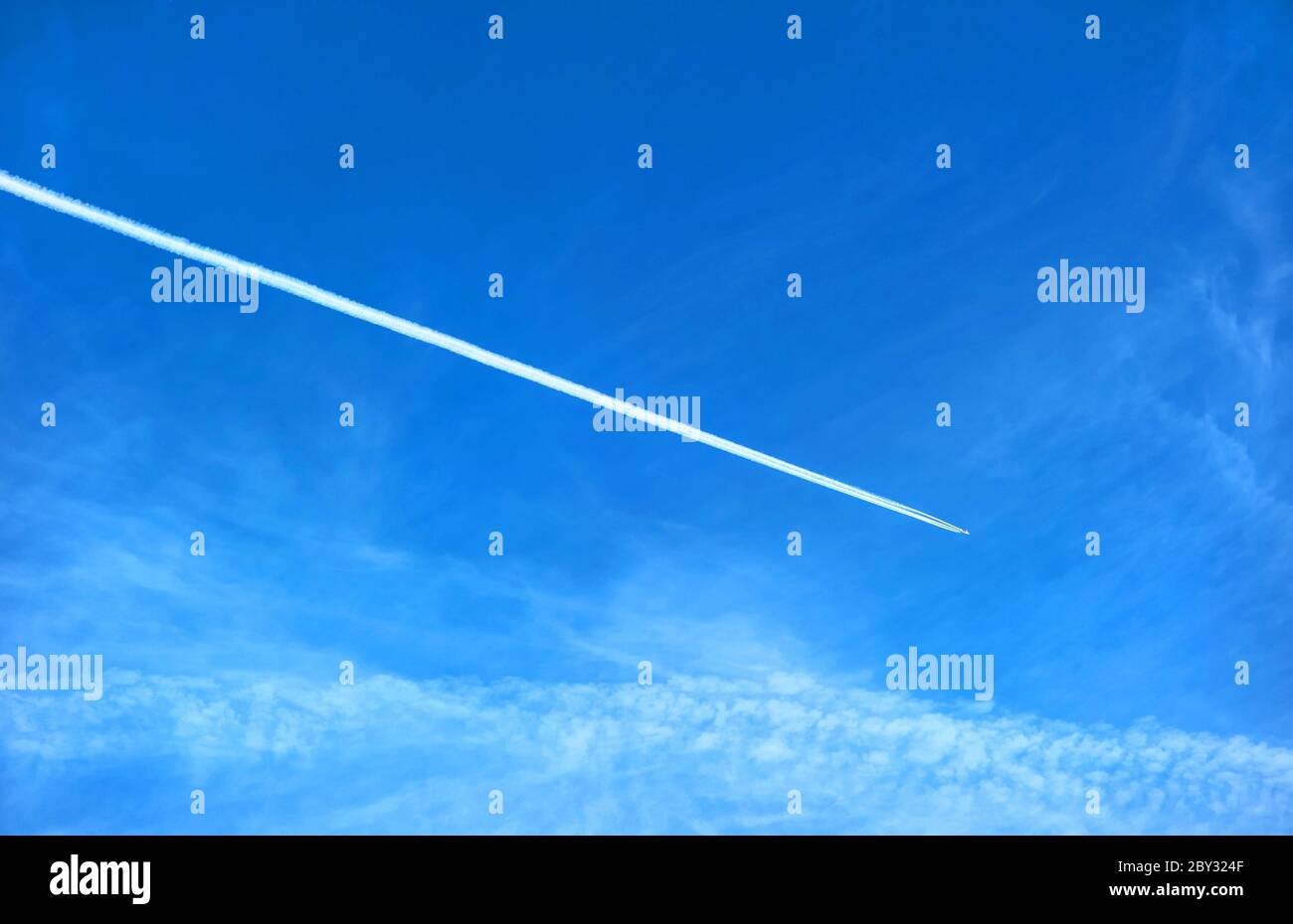 Avion dans le bleu Banque de photographies et d’images à haute ...