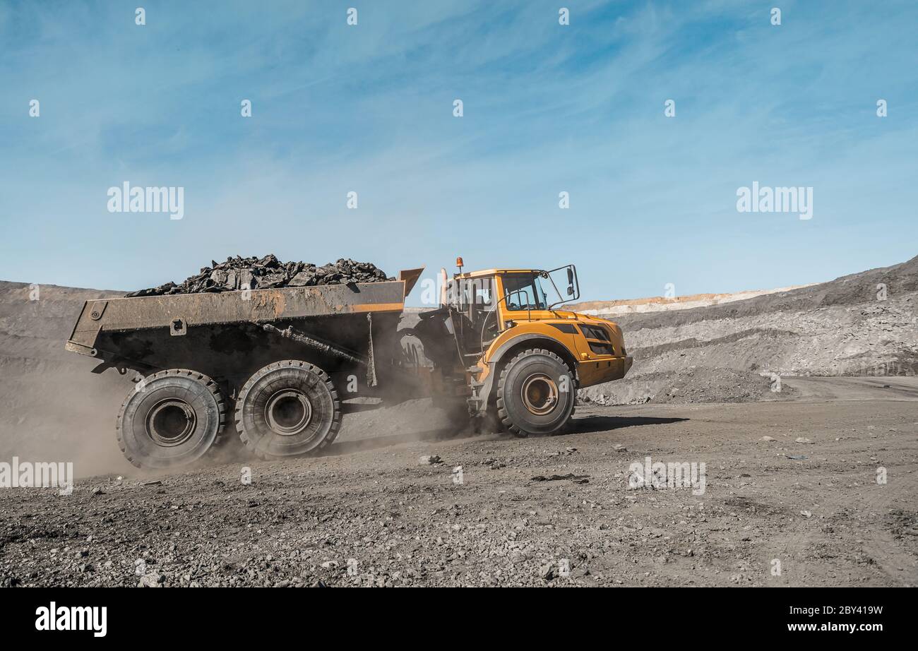 Grande carrière dump truck. Le chargement de la benne dans la roche ...