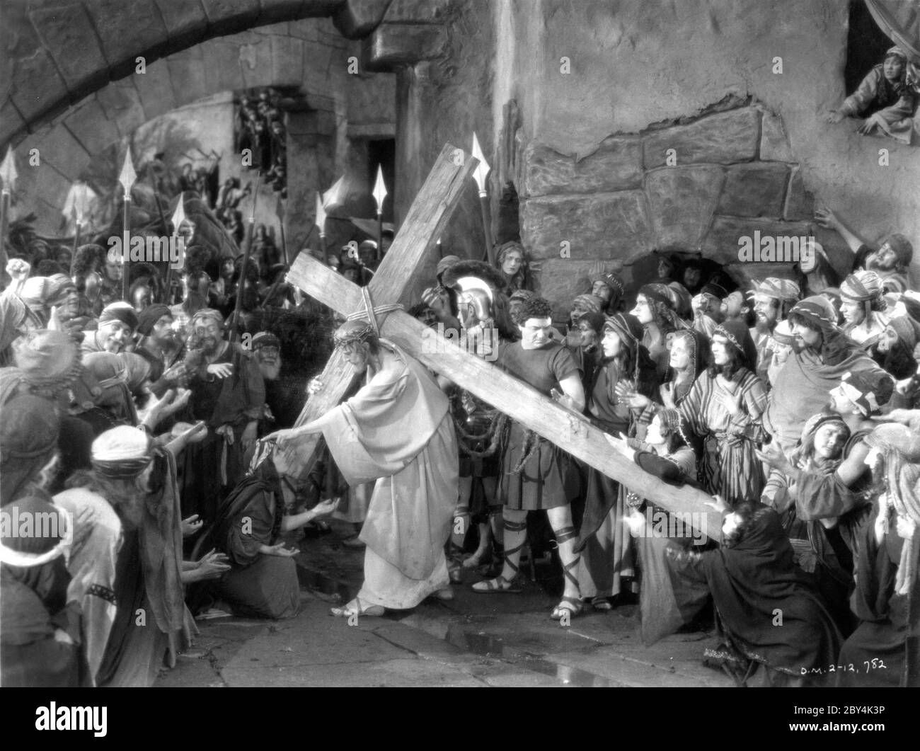 Jesus christ portant sa croix Banque d'images noir et blanc - Alamy