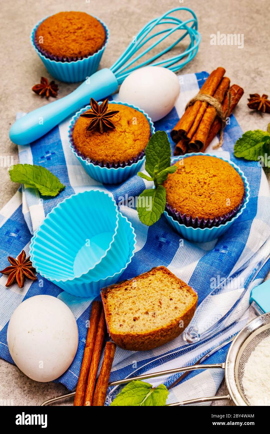 Petits gâteaux faits maison à la cannelle, anis étoilé et menthe ...