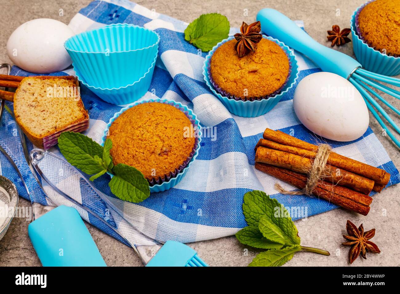 Petits gâteaux faits maison à la cannelle, anis étoilé et menthe ...