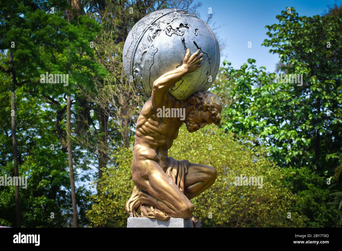 Statue d'Atlas au zoo d'Alupur à Kolkata qui a été construit il y a ...