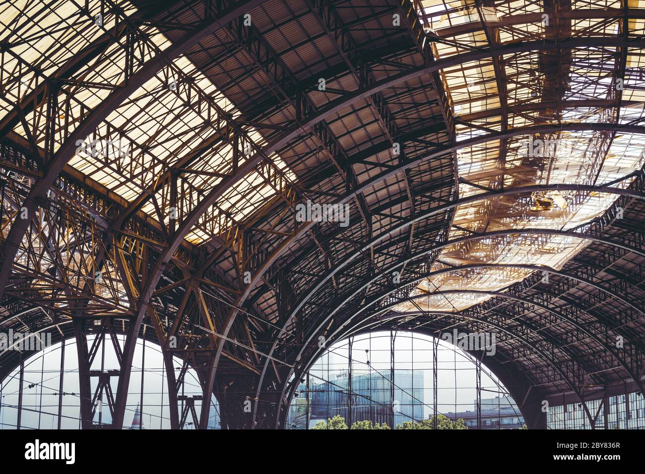 Détail architectural de la structure d'un hangar de train en fonte du ...