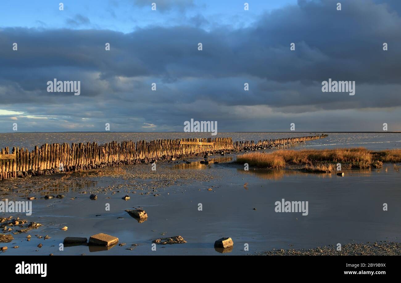 Digue de mer du nord Banque de photographies et d’images à haute ...