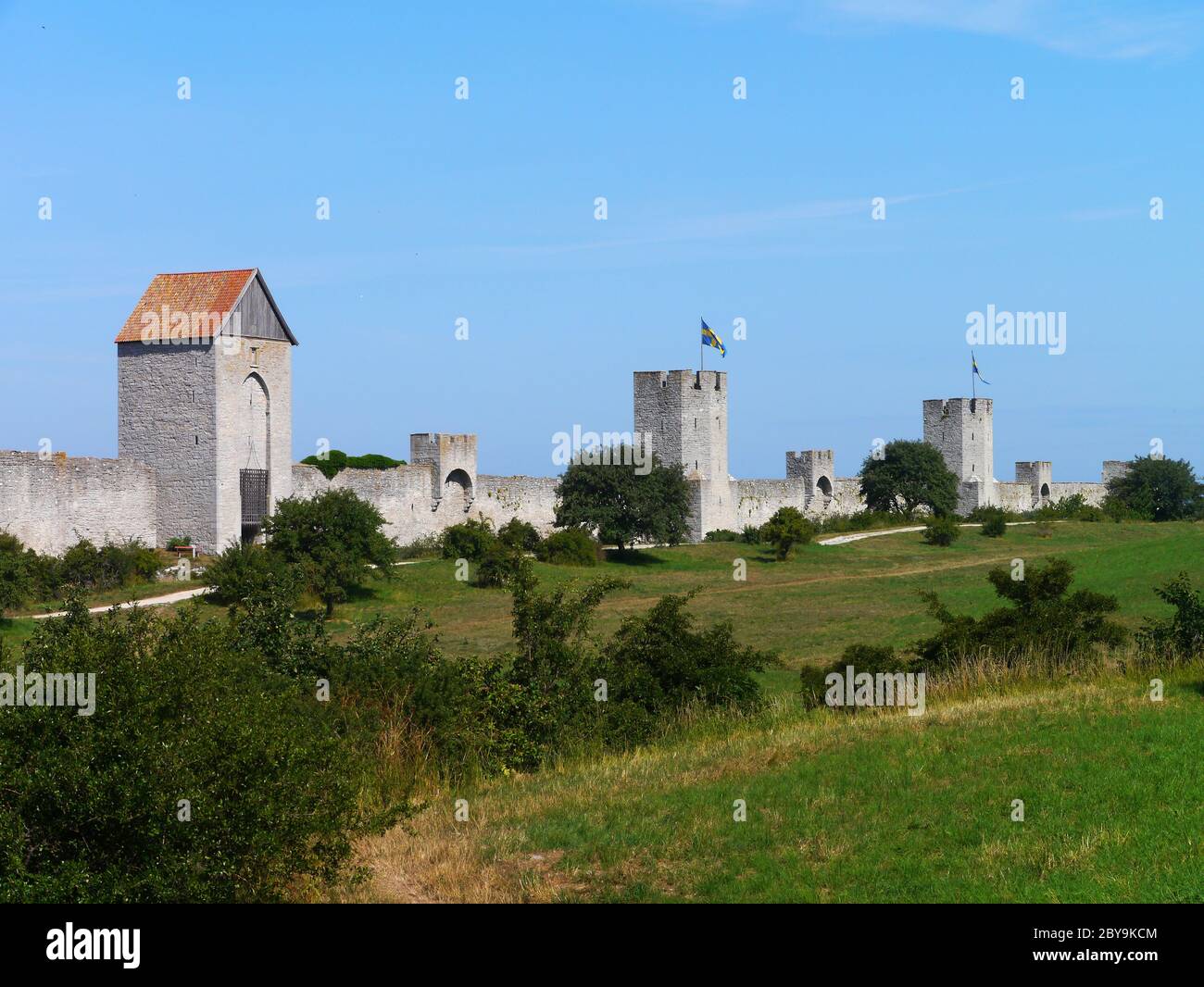 Mur de la ville avec des drapeaux Banque de photographies et d’images à ...