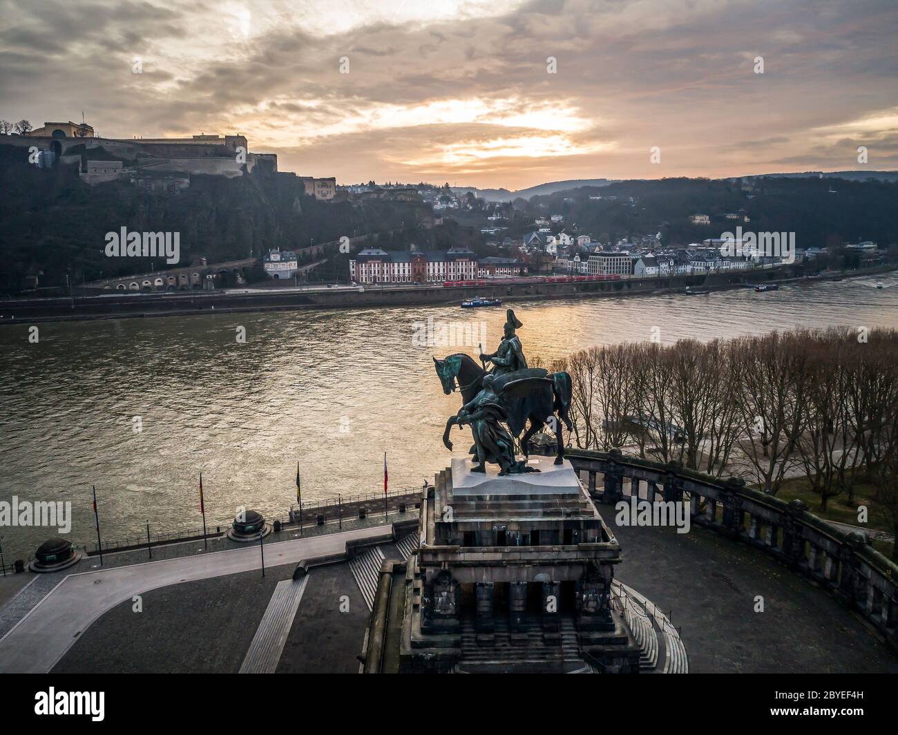 Coloré lever du soleil brûlant ciel Coblence City Allemagne monument ...