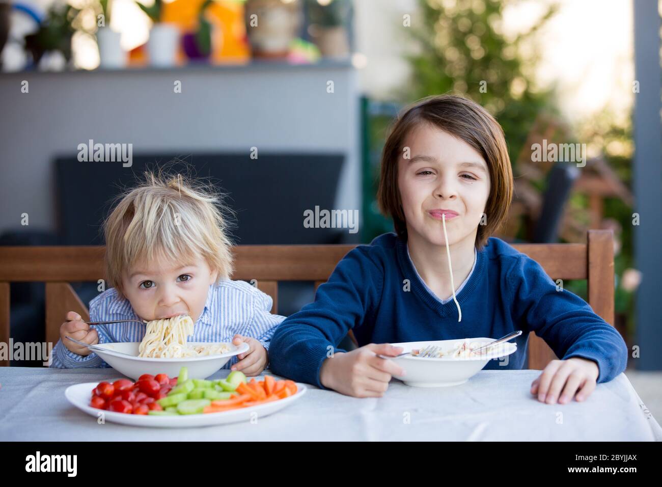Manger Des Spaghettis Enfant Banque d'image et photos - Alamy