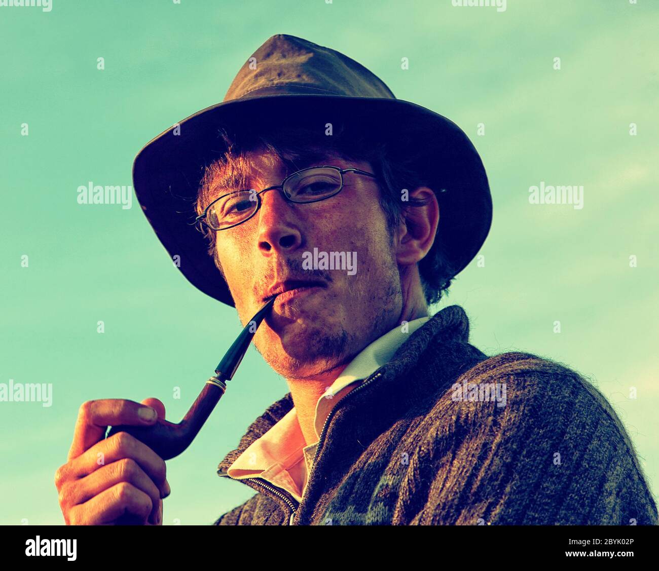Homme fumeur Banque de photographies et d’images à haute résolution - Alamy