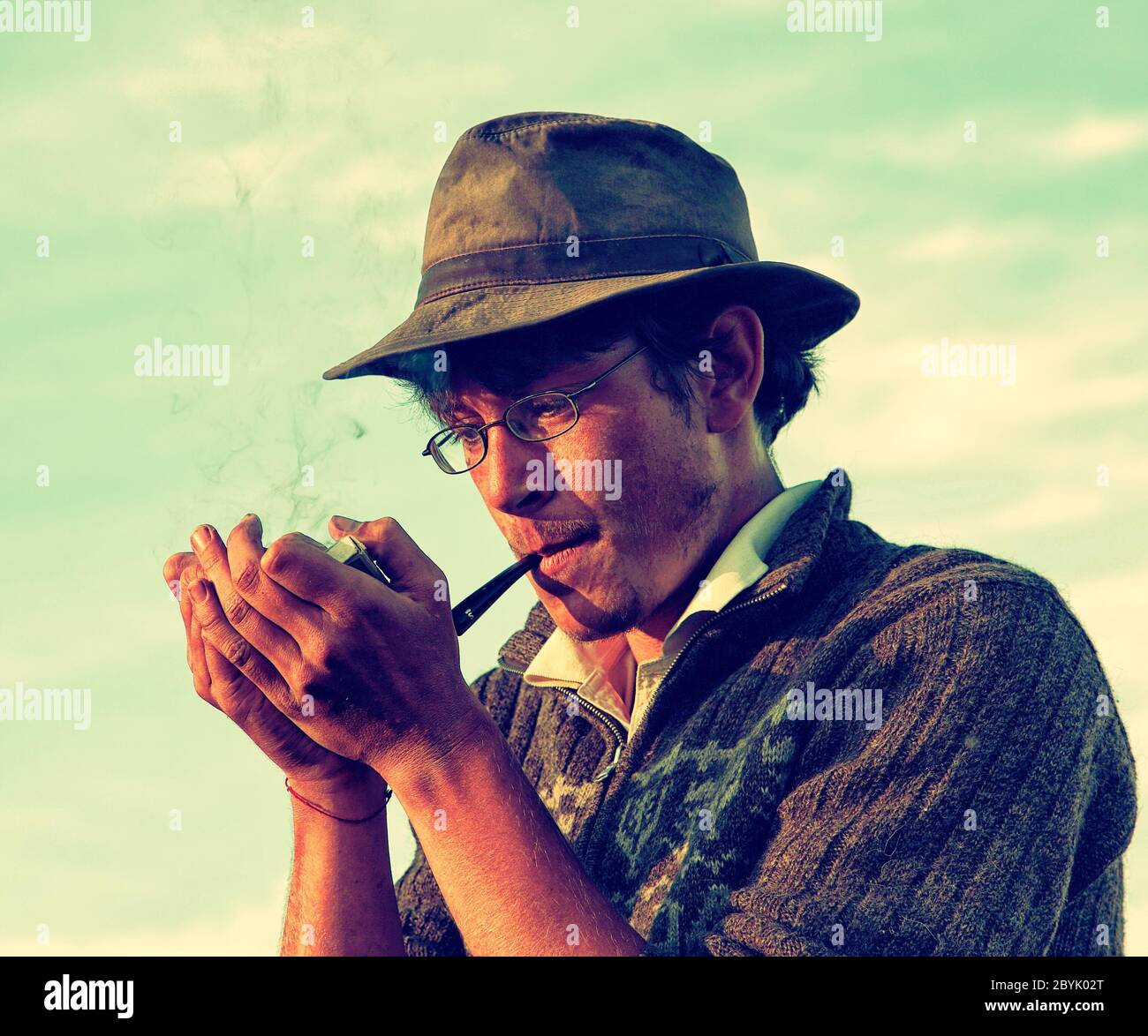 Homme fumeur Banque de photographies et d’images à haute résolution - Alamy