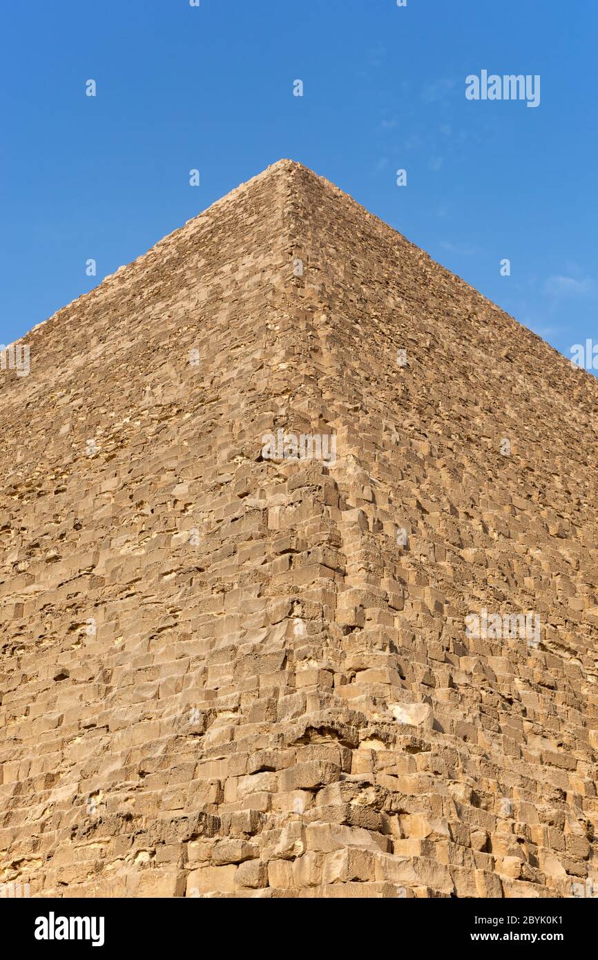 Gros plan d'une pyramide, Giza, Egypte, contre le ciel bleu. La Grande ...