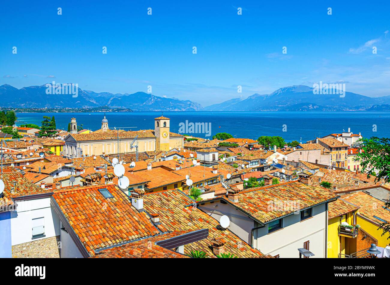 Vue panoramique aérienne de la ville de Desenzano del Garda avec ...