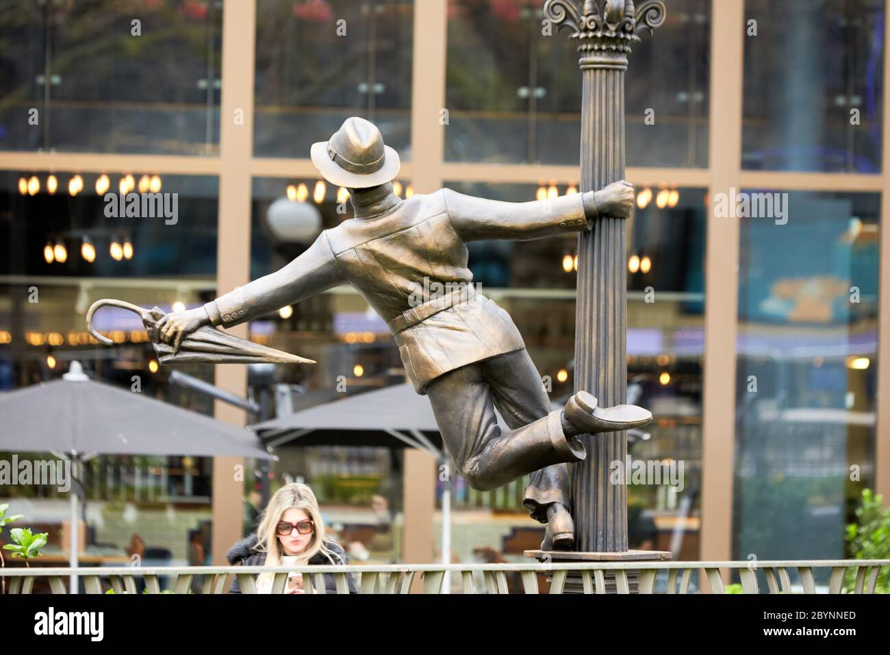 Statue de Gene Kelly en chant dans la pluie, partie d'une série de ...