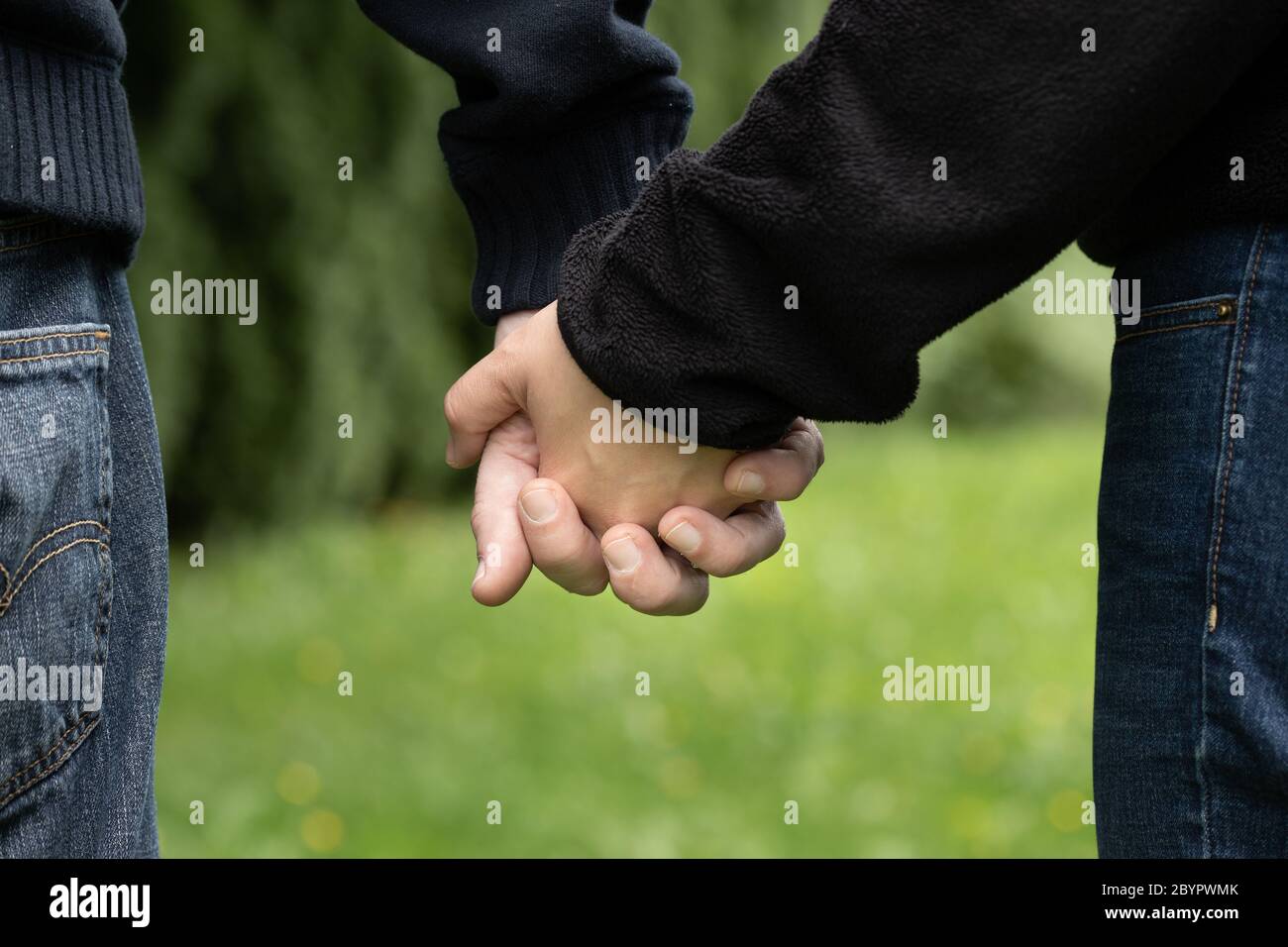 Couple amoureux main dans la main Banque de photographies et d’images à ...