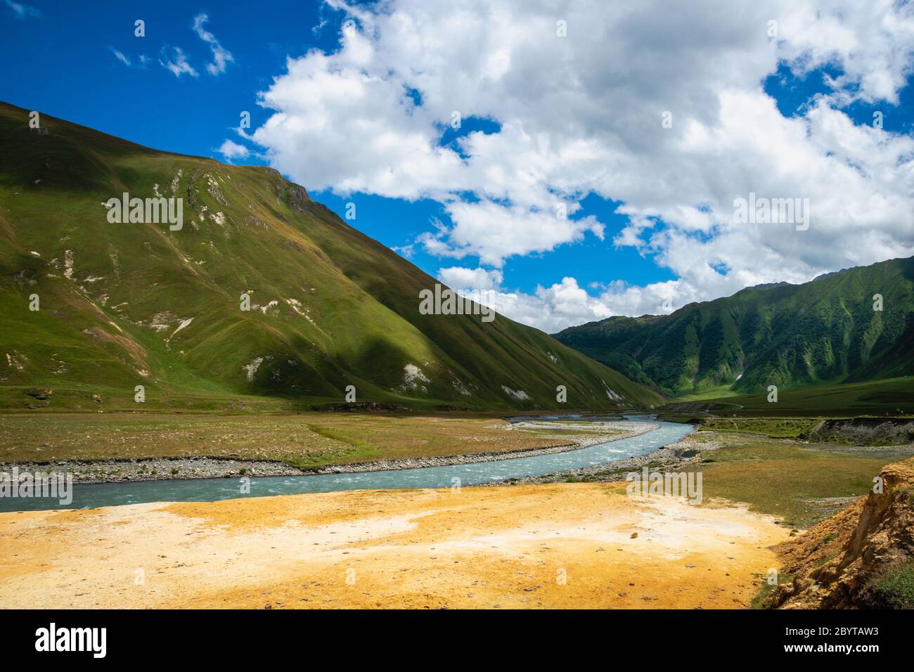 Vallée de Truso et gorge trekking / randonnée paysage, à Kazbegi ...