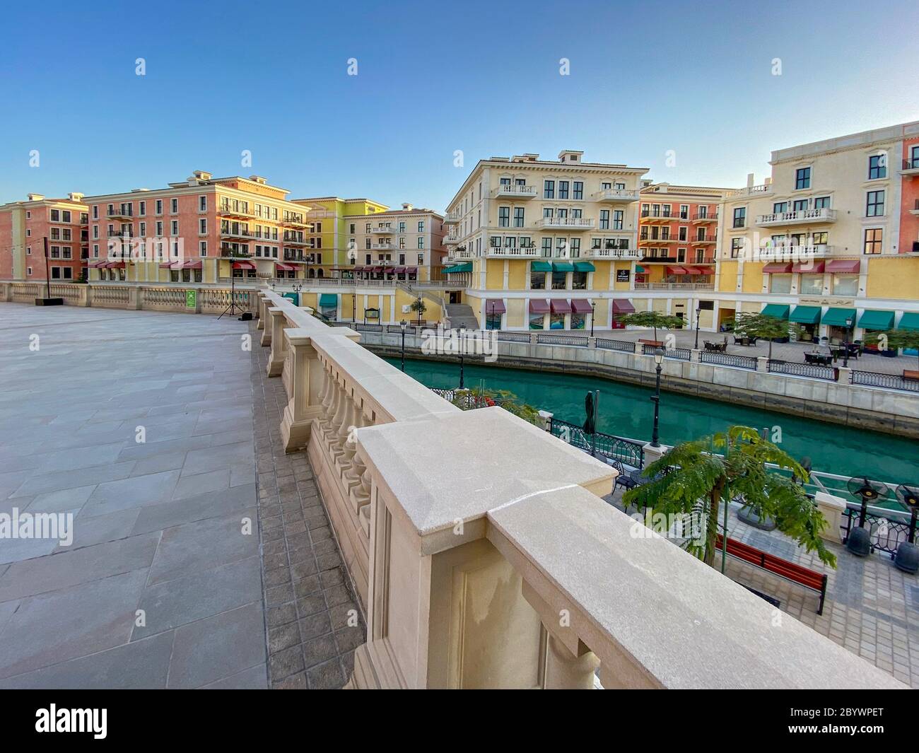 Pont vénitien dans le quartier de Qanat à la Perle à Doha, Qatar Photo ...