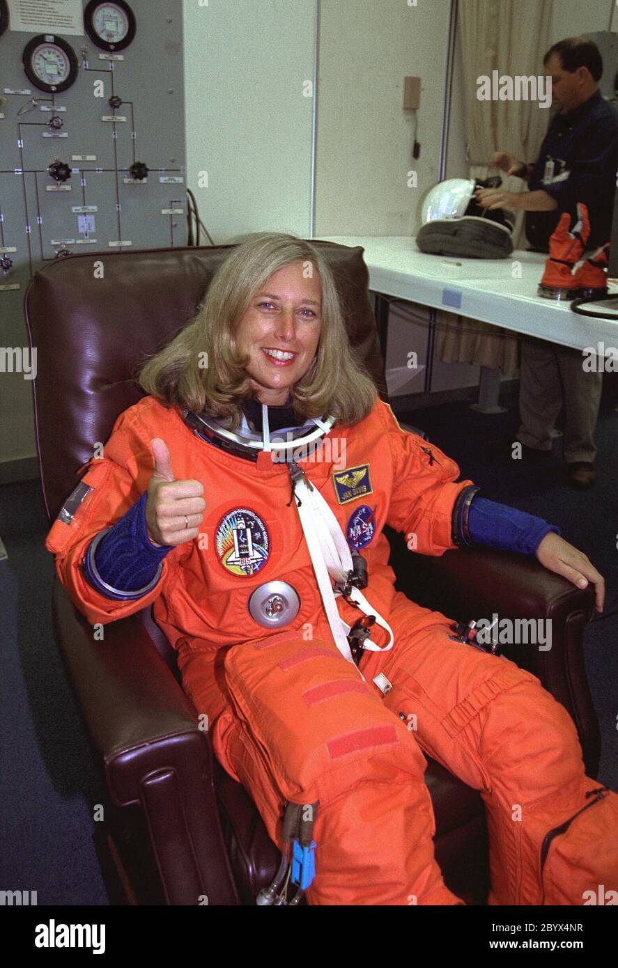 Le commandant de charge utile de STS-85, N. Jan Davis, se fait un pouce ...