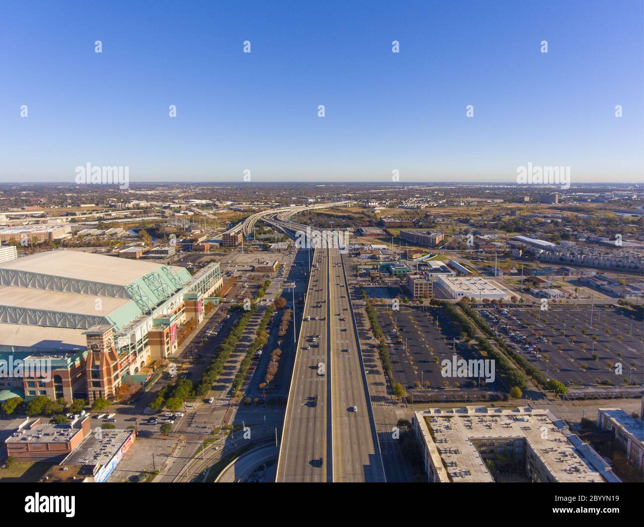 Vue aérienne de minute Maid Park à côté de l'Interstate Highway 69 dans ...