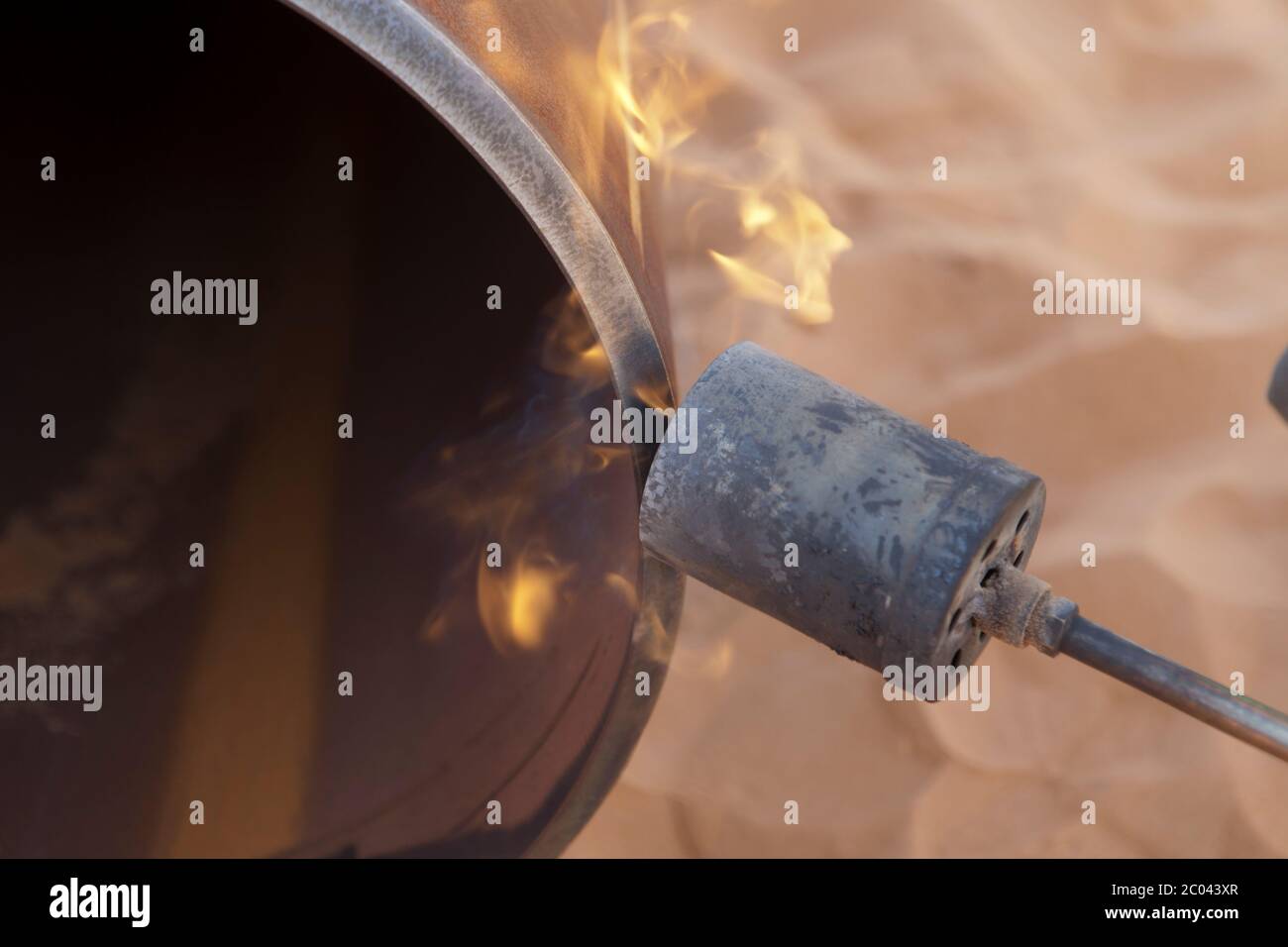 Les tuyaux de canalisation d'exportation de pétrole dans le désert du ...