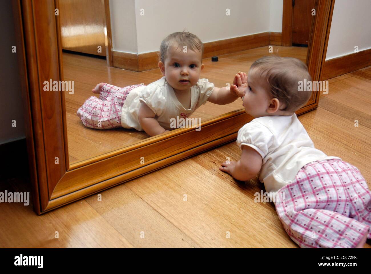Fille devant un miroir Banque de photographies et d’images à haute résolution - Alamy