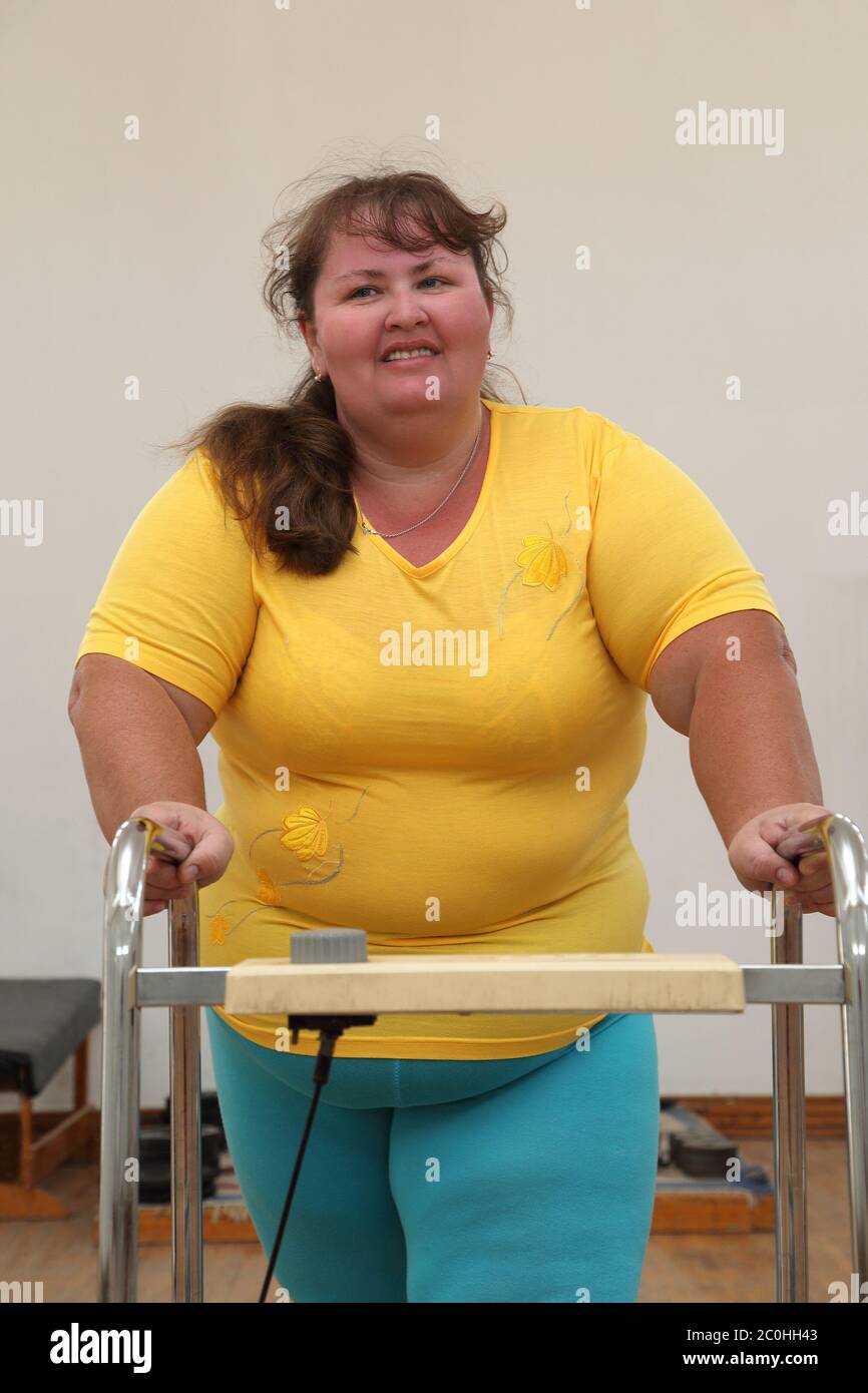 Obese fat female walking Banque de photographies et d’images à haute ...