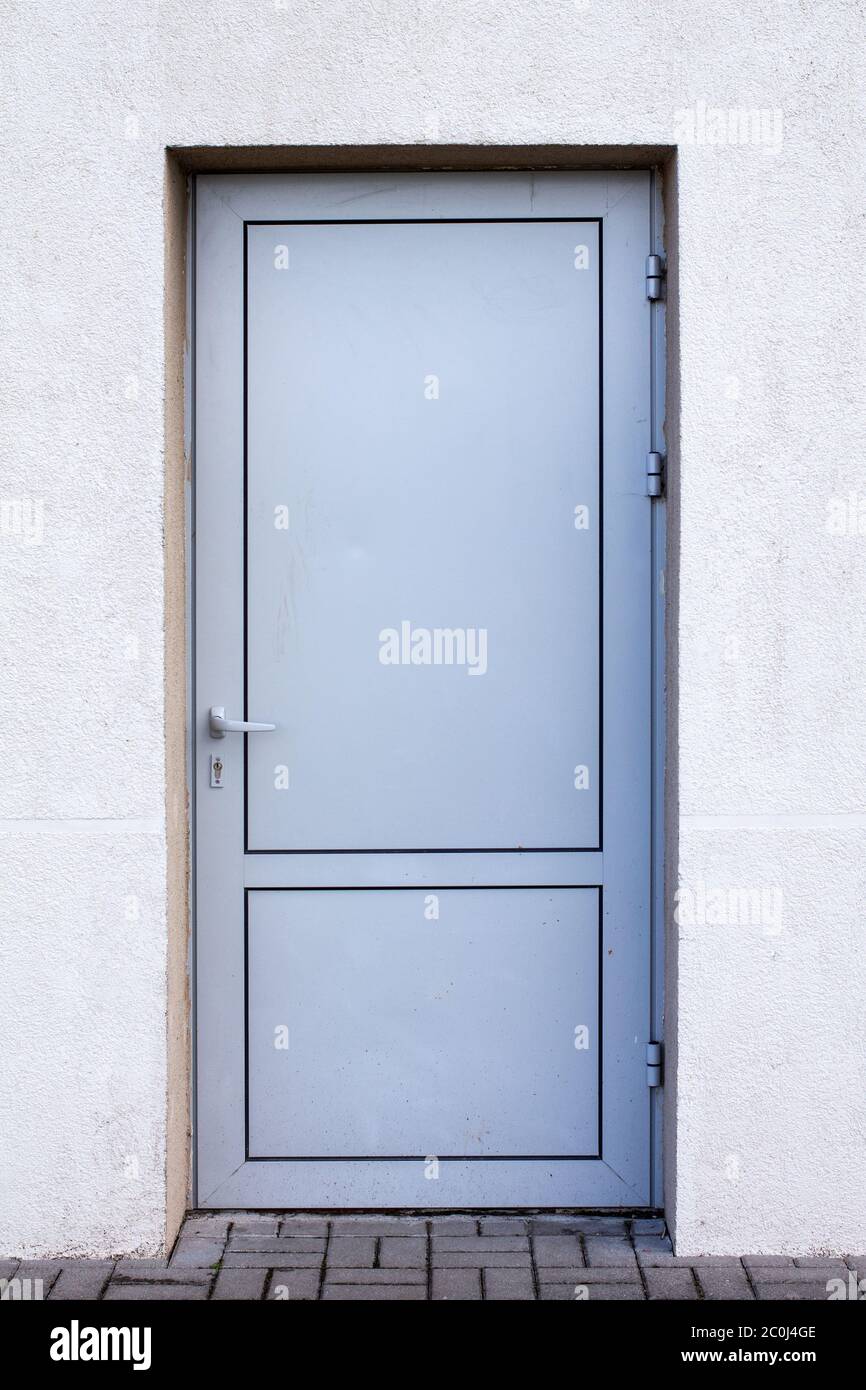 Porte métallique sale Photo Stock - Alamy