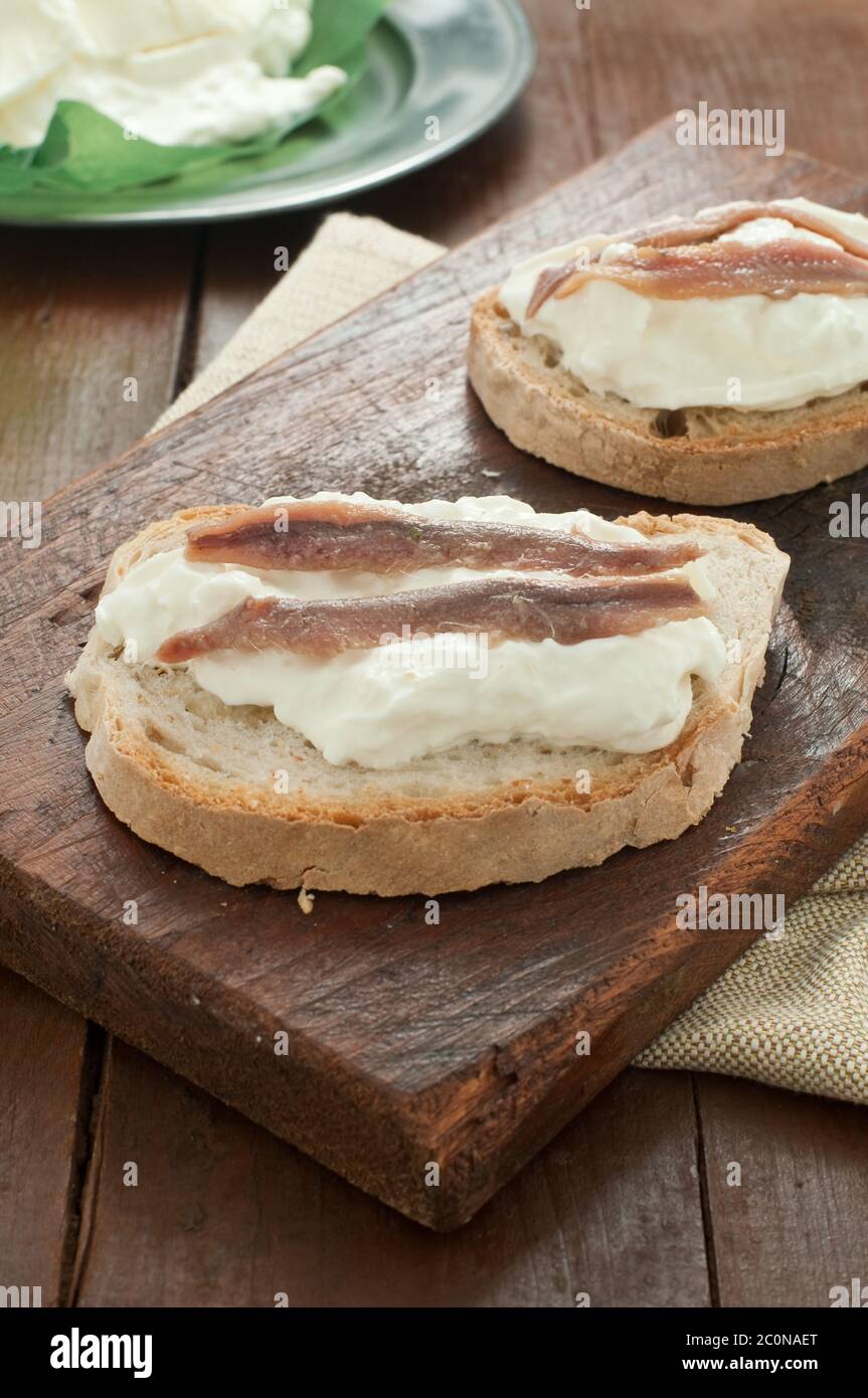 Bruschetta italienne au pain calabrese Banque de photographies et d ...