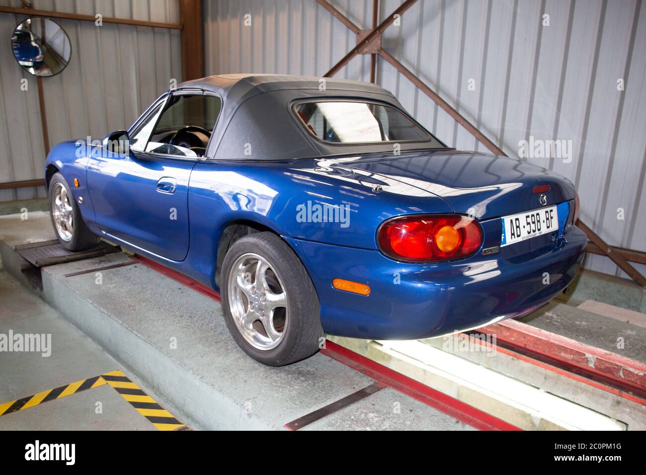 Blue mazda mx5 mx Banque de photographies et d’images à haute ...